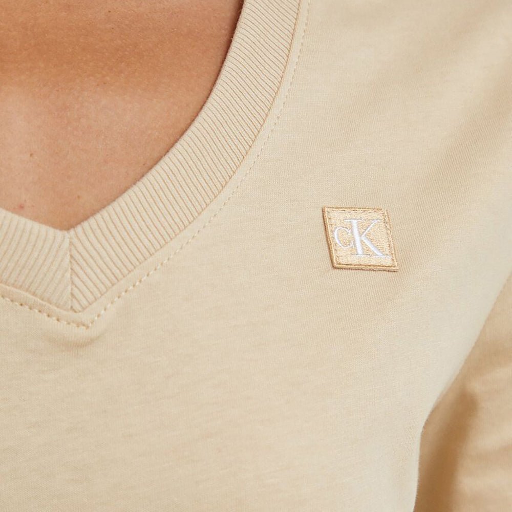 חולצת טישרט קלווין קליין קצרה Embro Badge V-Neck נשים- פלטין